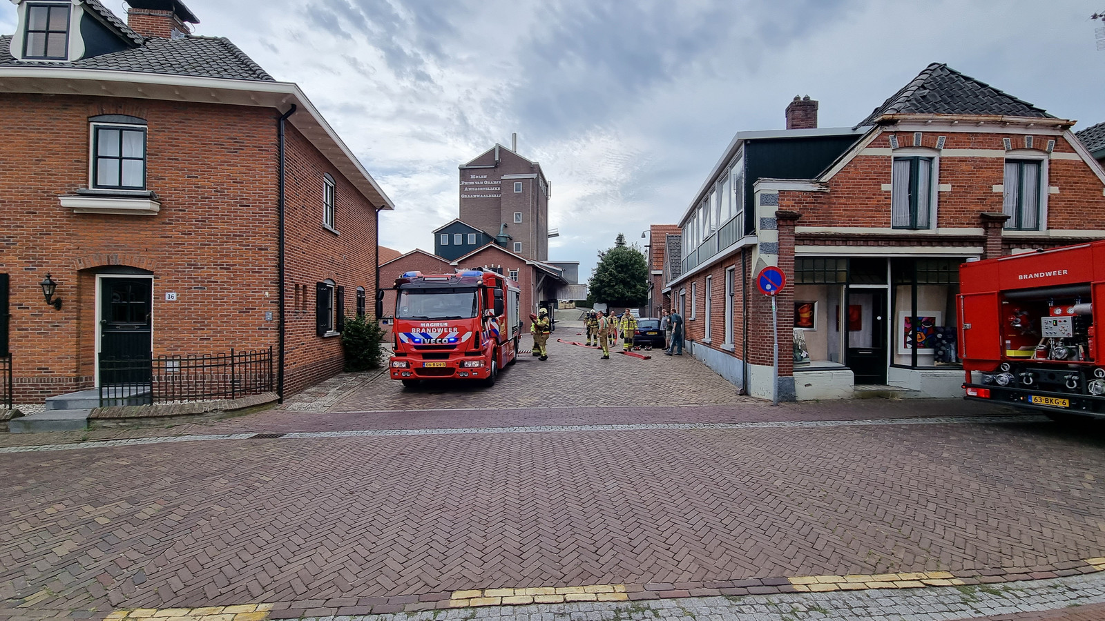 Brandweer rukt uit met groot materieel voor brand bij meelfabriek in ... Brandweer rukt uit met groot materieel voor brand bij meelfabriek in ...