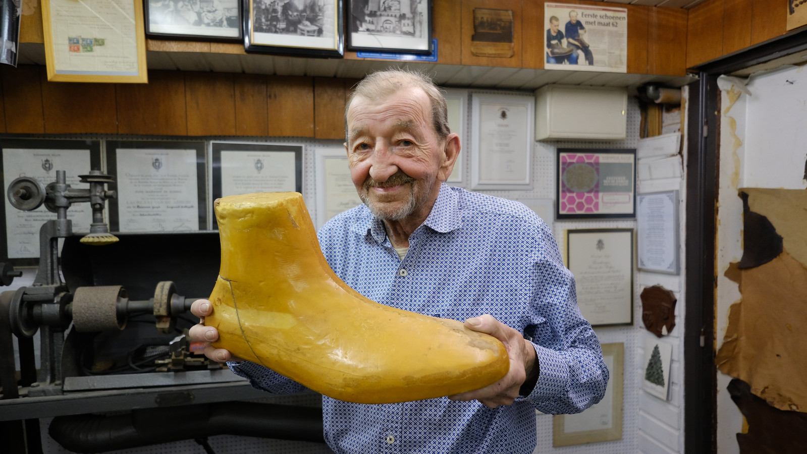 Schoenlapper Joseph Baccarne maakte in 2005 schoeisel voor Oekraïense ...