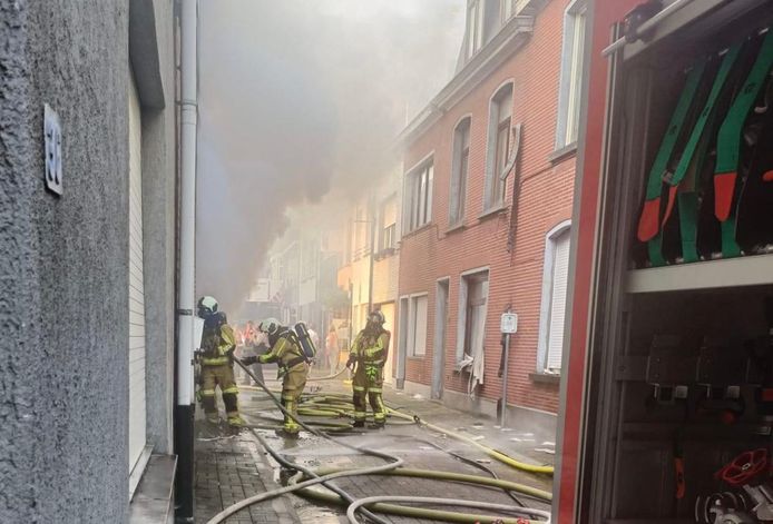 Zware uitslaande brand in Eeklo: bewoner met brandwonden overgebracht naar het ziekenhuis ...
