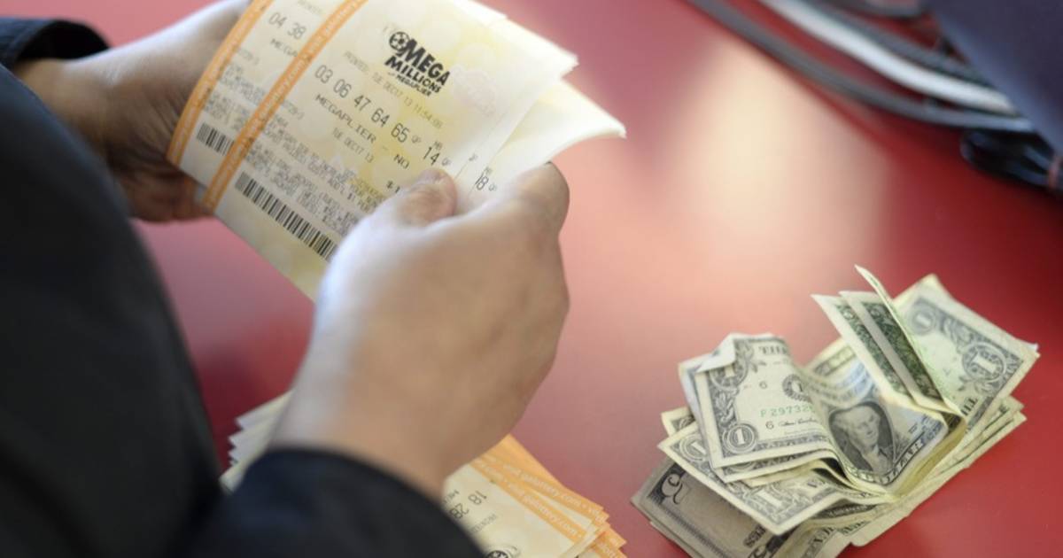 New Yorker vindt lottobiljet in tuin en wint 500.000 dollar | Bizar | AD.nl