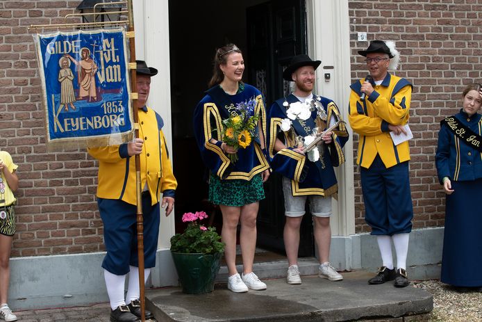 Keijenborg eert eerste koning na corona Tim Pape met vaandelhulde ...