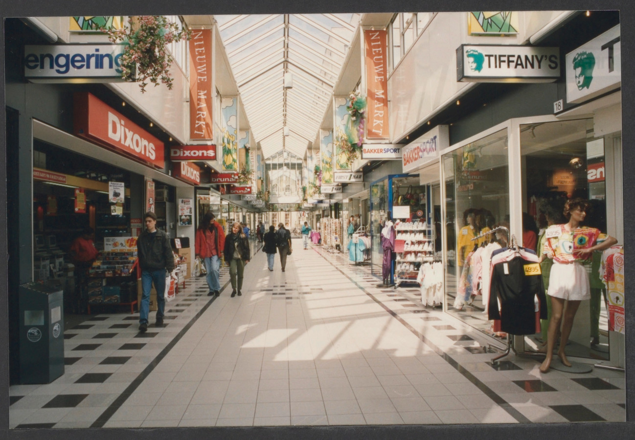 Lekker nostalgisch: 10 x de Nieuwe Markt Passage door de jaren heen ...