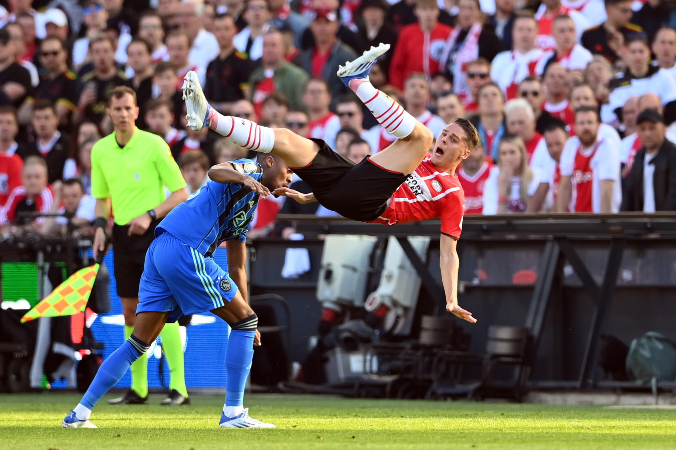 PSV evalueert de hoofdklachten van Joey Veerman tijdens de bekerfinale ... PSV evalueert de hoofdklachten van Joey Veerman tijdens de bekerfinale ...