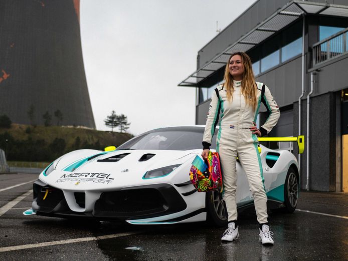 Laura groeide op tussen de boerderijdieren, nu racet ze met 320 km/u in ...