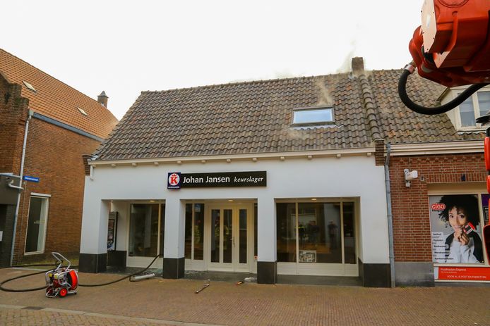 Slager zwaargewond bij brand boven zijn winkel in Gemert | De Peel | ed.nl
