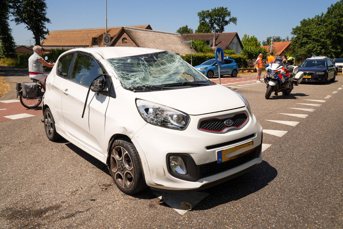 Botsing tussen drie auto’s in Helmond, één voertuig slaat over de kop ...
