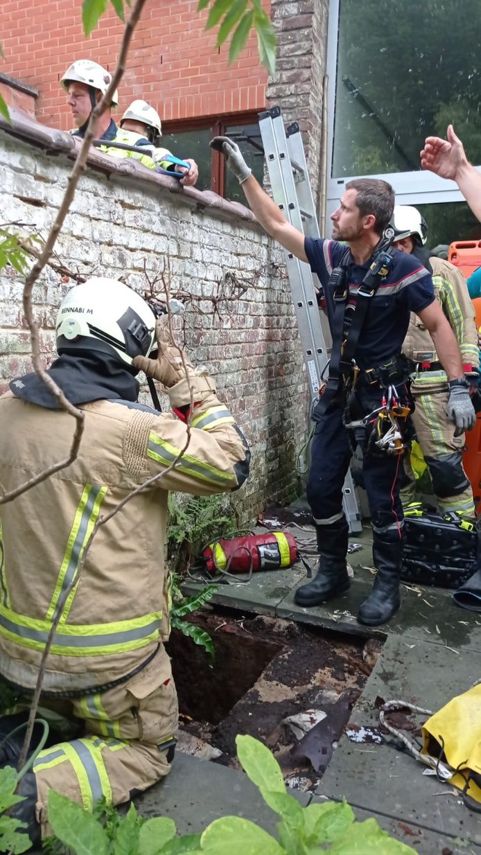 Brusselse brandweer bevrijdt vrouw uit put van tien meter diep: “Ze ...