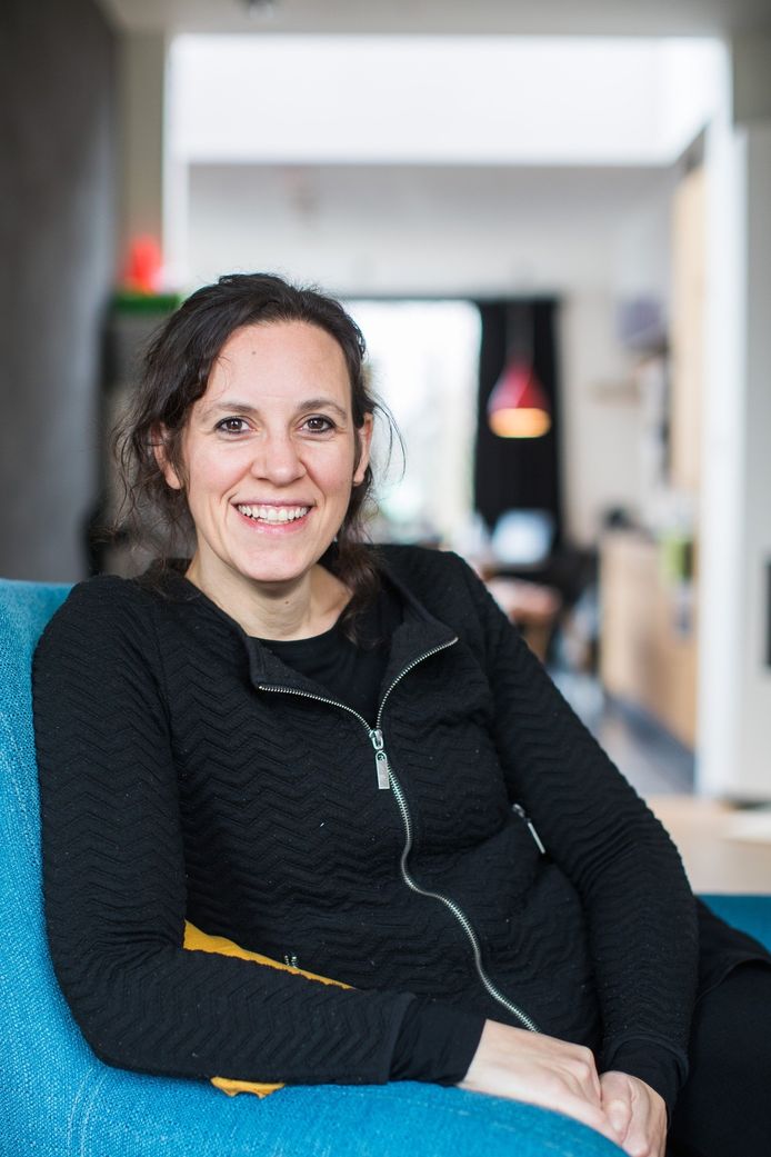 Nele Colle geeft een lezing in de bibliotheek van Eernegem | Ichtegem ...