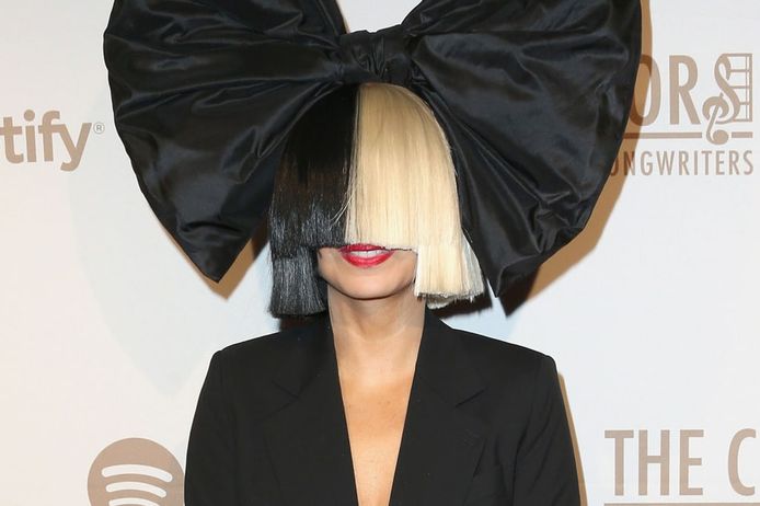 Sia reageert heftig op kritiek op debuutfilm ‘Music’: “Kijk verdomme ...