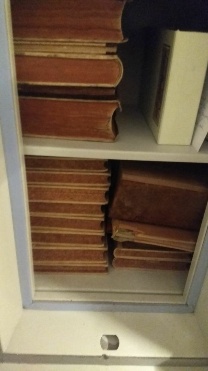 Dieven breken brandkast in bib uit en stelen 400 jaar oude boeken van ...