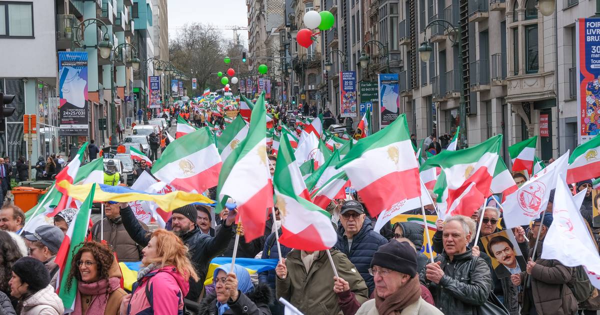 Honderden actievoerders betogen tegen Iraans Regime in Europese Wijk ...