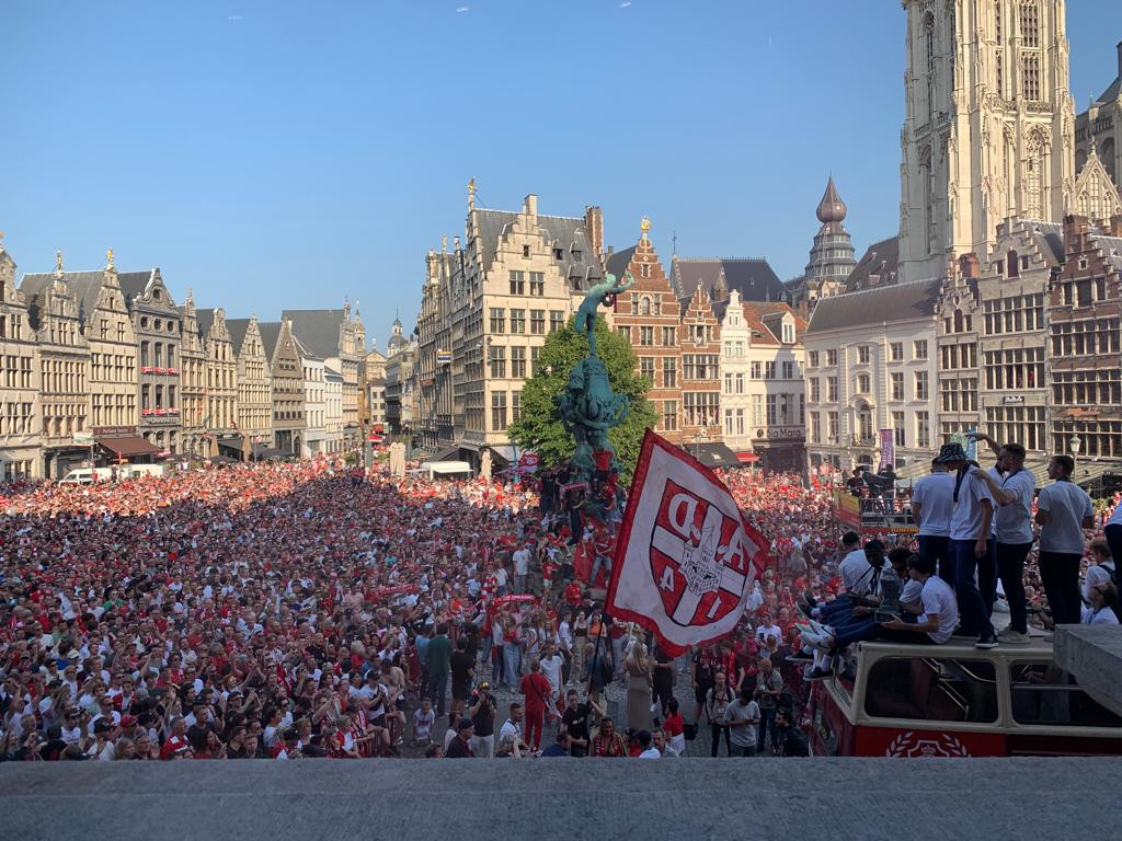 SUPPORTERSBLOG ANTWERP KAMPIOEN. Antwerp-spelers verlaten Grote Markt ...