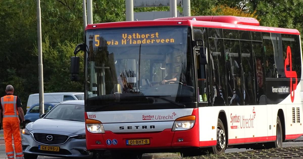 Syntus-bus en auto botsen op Holkerweg | Amersfoort | AD.nl