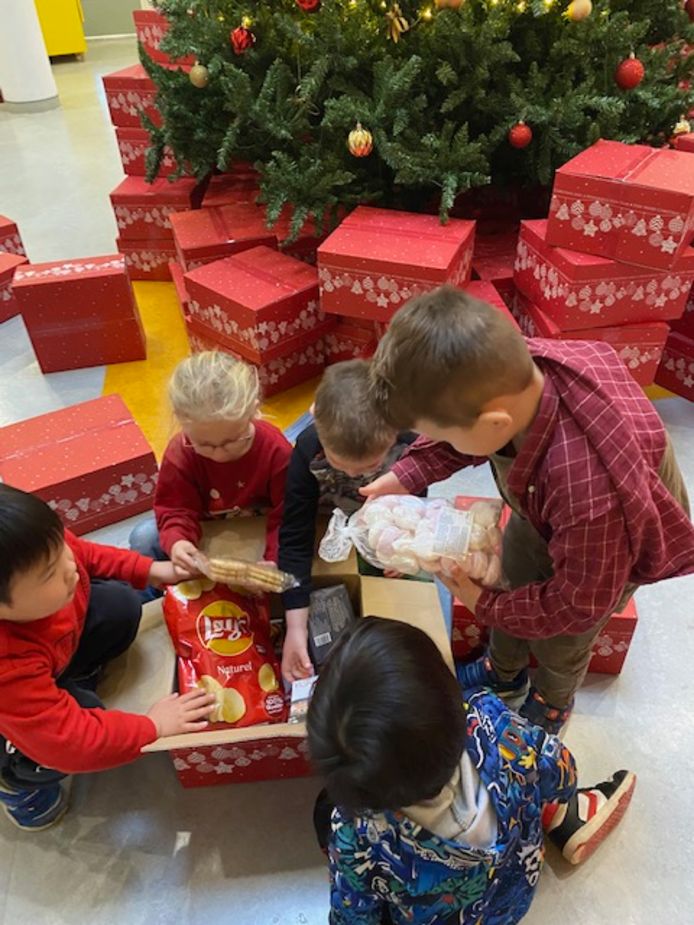 De Stroming vult 185 kerstpakketten: ‘We hopen dat iedereen ervan gaat ...