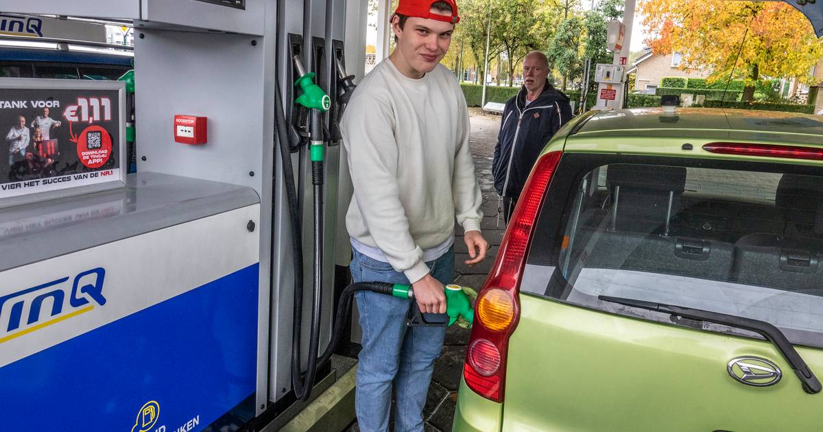 In de rij voor goedkope tankbeurt: ‘Ik sta hier al anderhalf uur te ...