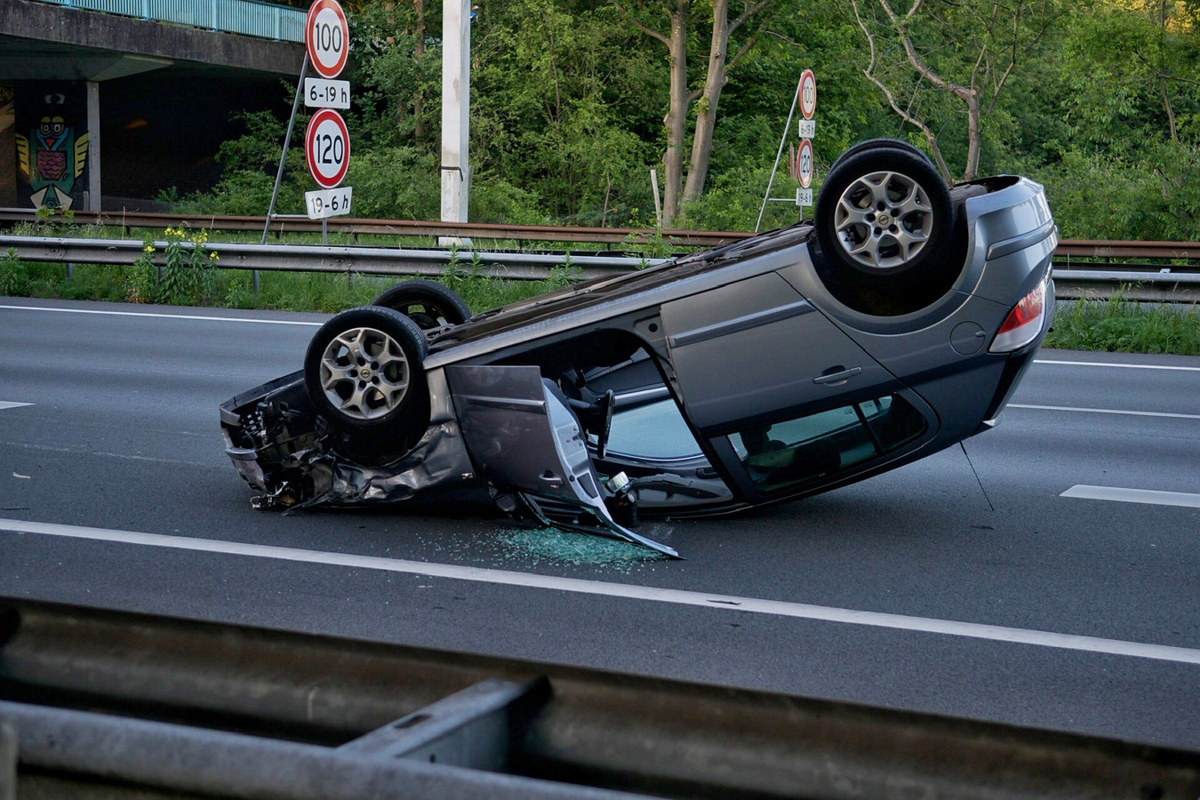 Auto over de kop geslagen bij aanrijding op A4 bij Bergen op Zoom ...