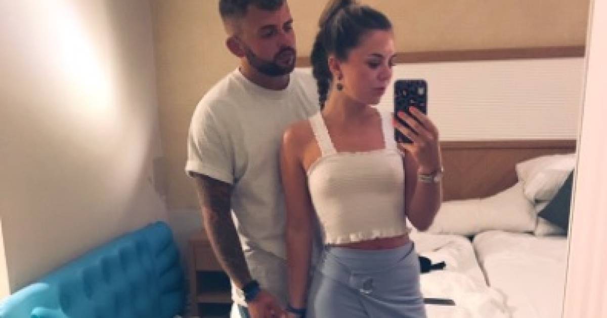 Vrouw stuurt vakantiefoto naar ouders maar laat per ongeluk meer zien ... Vrouw stuurt vakantiefoto naar ouders maar laat per ongeluk meer zien ...