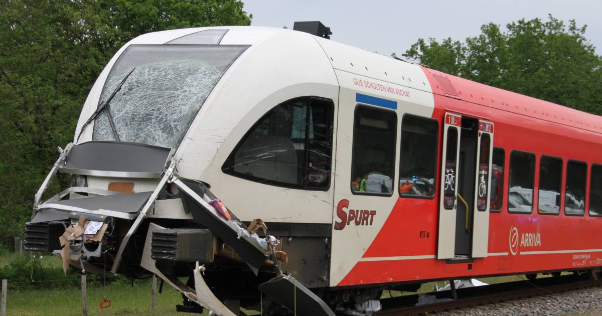 Trein bij botsing met busje in Vorden ontspoord: chauffeur zwaargewond ...
