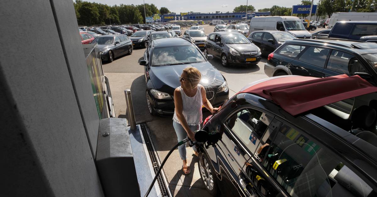 Automobilisten in de rij voordat benzineprijs omhoogschiet: ‘Ik gooi ...