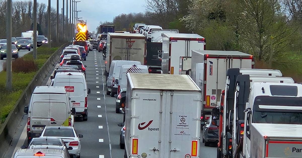 Uur file op E40 richting Gent vanaf Aalst: rijstrook versperd ter ... Uur file op E40 richting Gent vanaf Aalst: rijstrook versperd ter ...