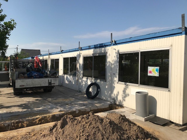 Moderne containerklassen voor scholen Ezaart en Heidehuizen | Foto | hln.be