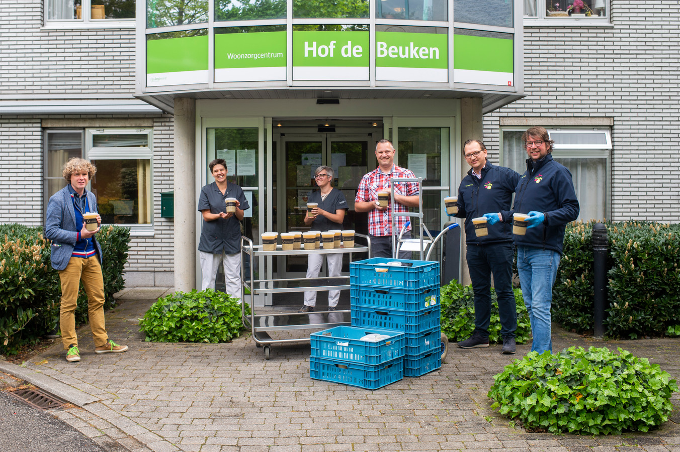 Platform ‘Versaanhuisgeleverd’ schenkt 1.000 liter soep aan Zorgbedrijf ...
