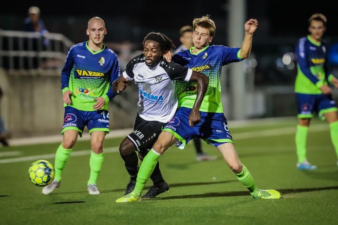 Frank Goossens (Pelt) gaat voor 9 op 9 op het veld van Sint-Lenaarts ...