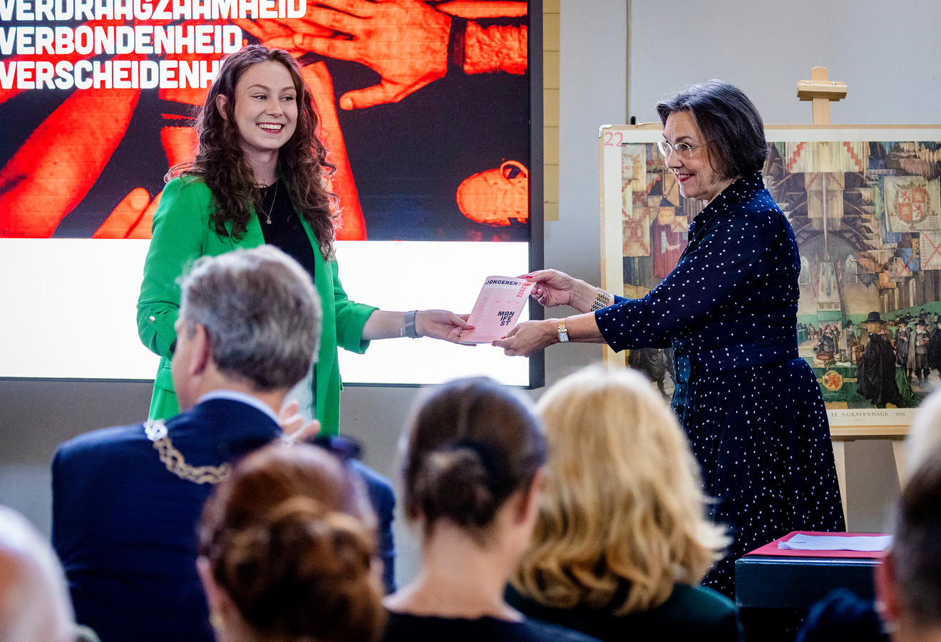Jongeren presenteren ideeën voor de toekomst aan Gerdi Verbeet tijdens ...