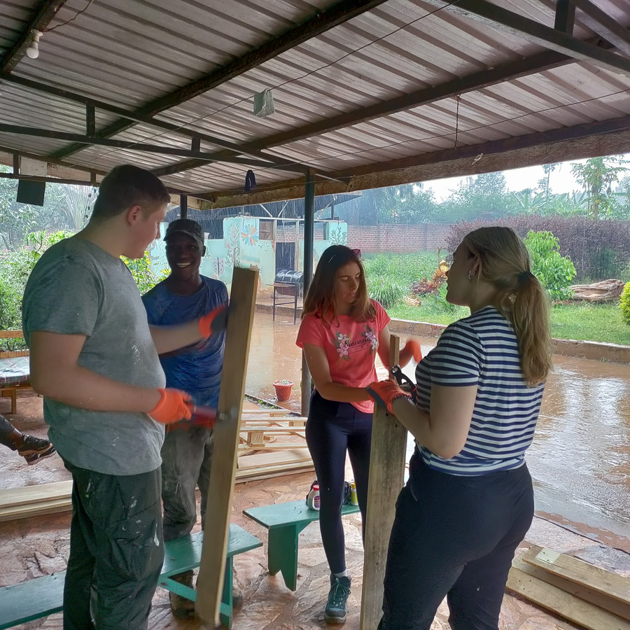 Studenten terug van klus in Afrika: van olifanten bij de tent naar ...