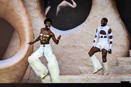 Arctic Monkeys zorgt voor waardige afsluiter, Merol duikt het publiek ...