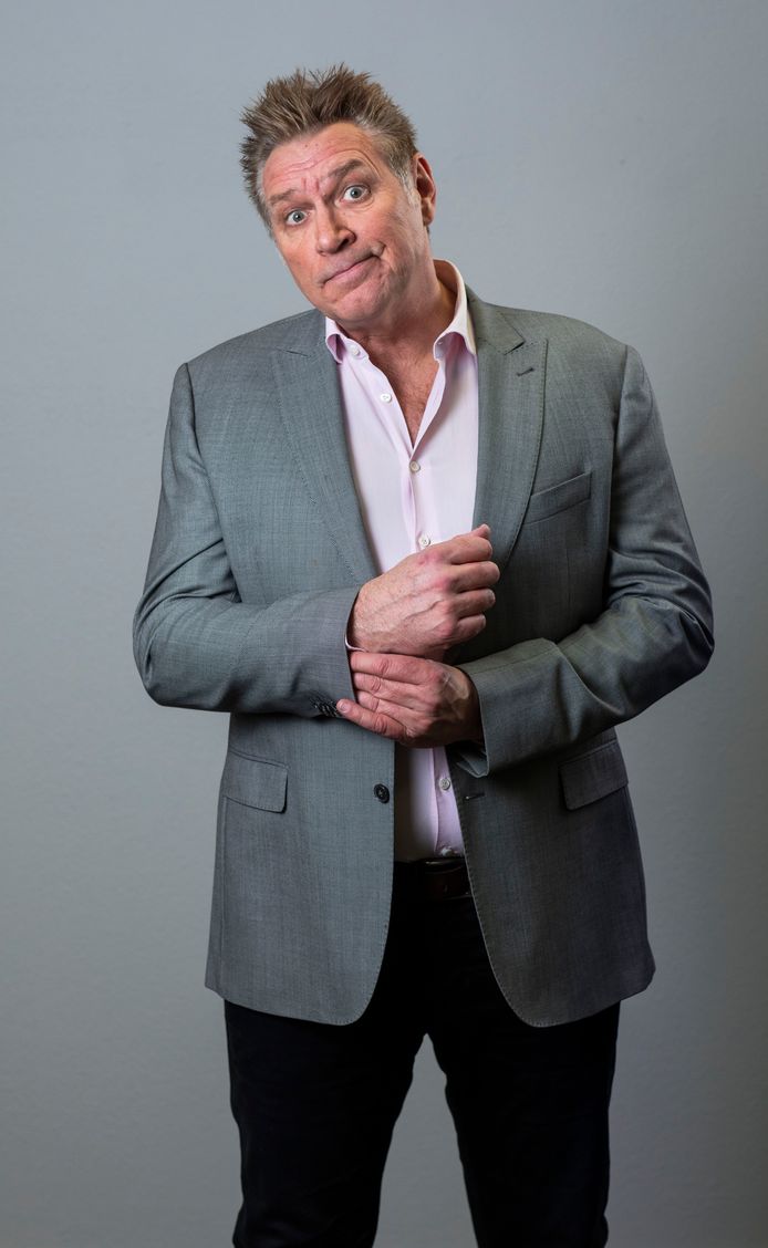 Protesterende jonge mensen beginnen te huilen als ze geconfronteerd ...