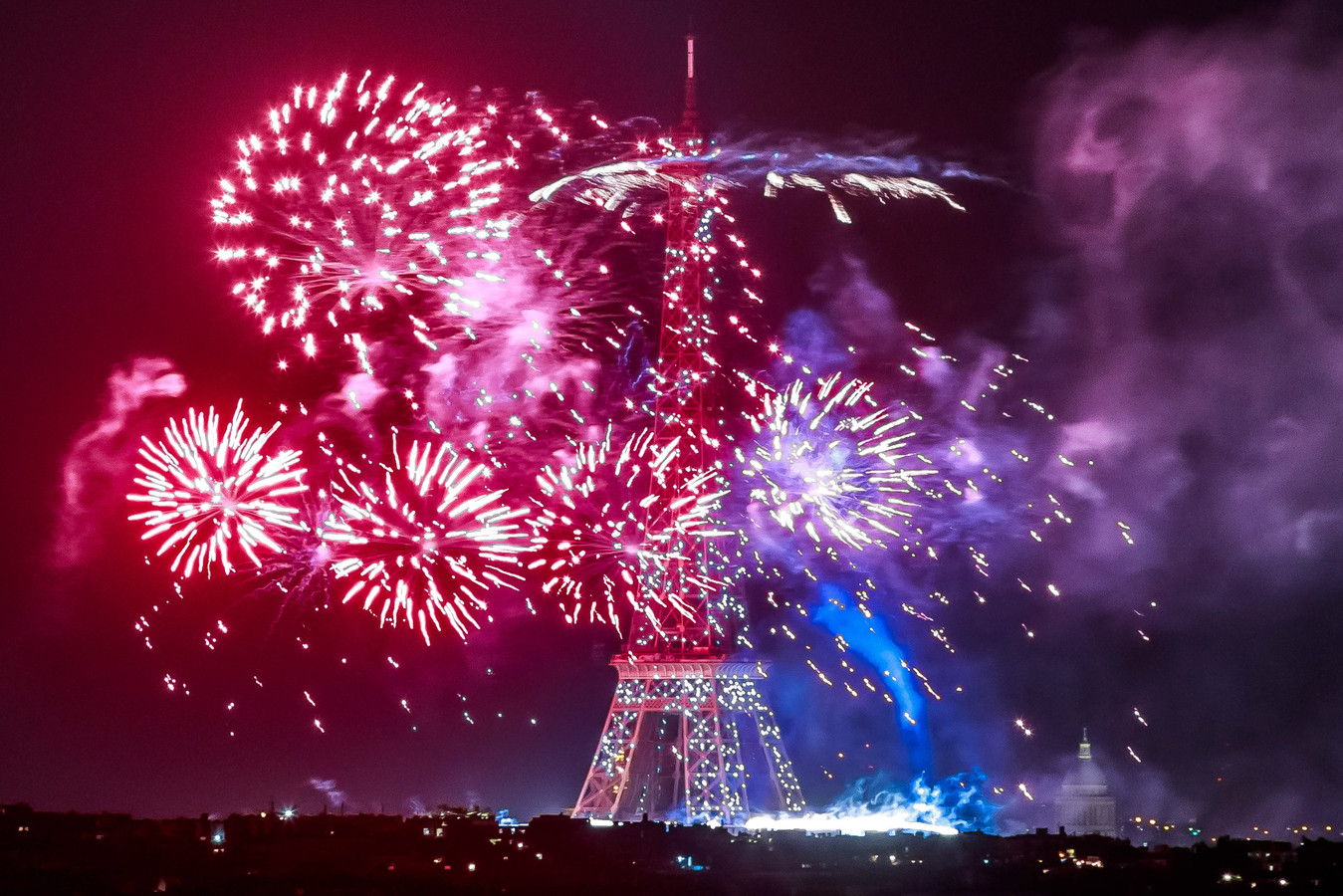 Jongetje (7) en zijn zus (24) komen om bij vuurwerk op Franse nationale ...