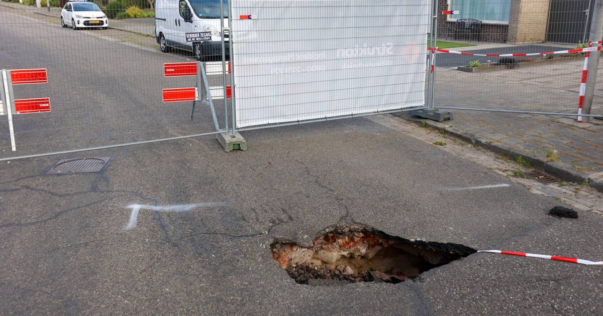 Groot gat in wegdek, Eindhovense straat afgesloten | Eindhoven | AD.nl