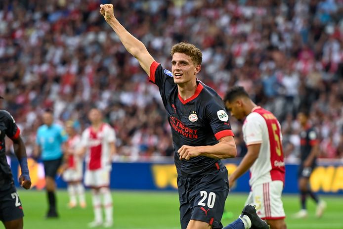 Guus Til beleeft droomdebuut bij PSV: ‘Tegen Ajax weet je dat elke ...