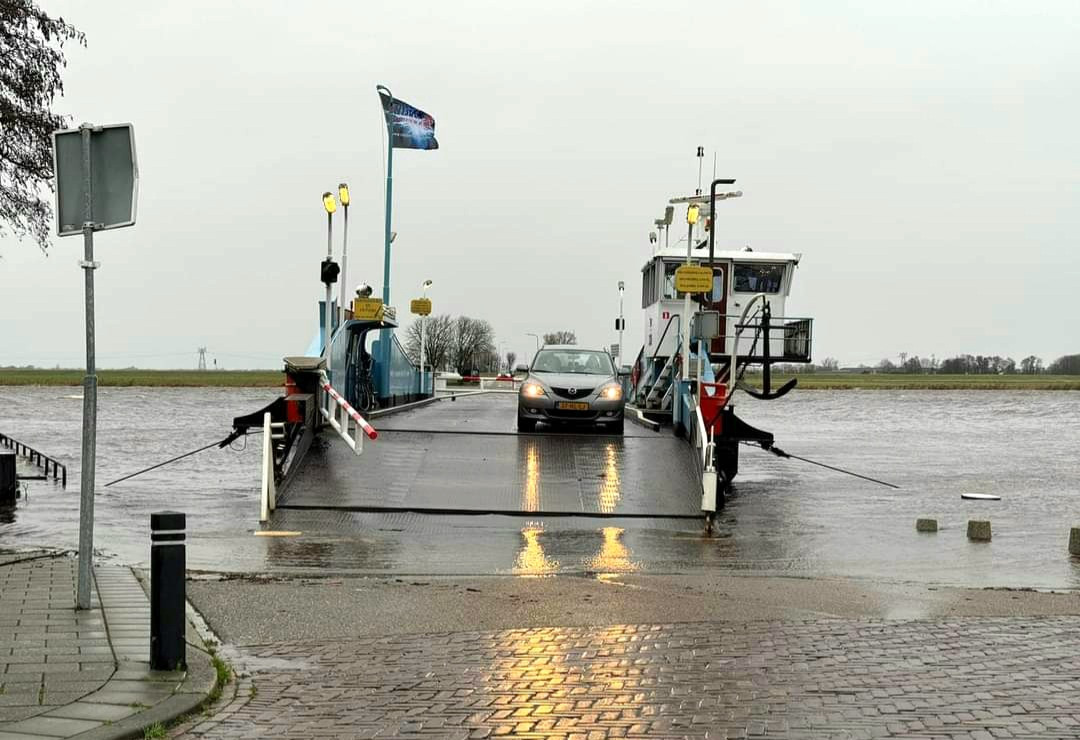 Na een week vaart de pont in Genemuiden weer: ‘Het moet veilig en ...