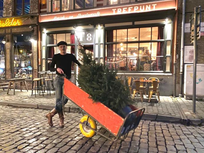 Dé oplossing voor die zware kerstboom van op de Kouter? Een ouderwetse ...