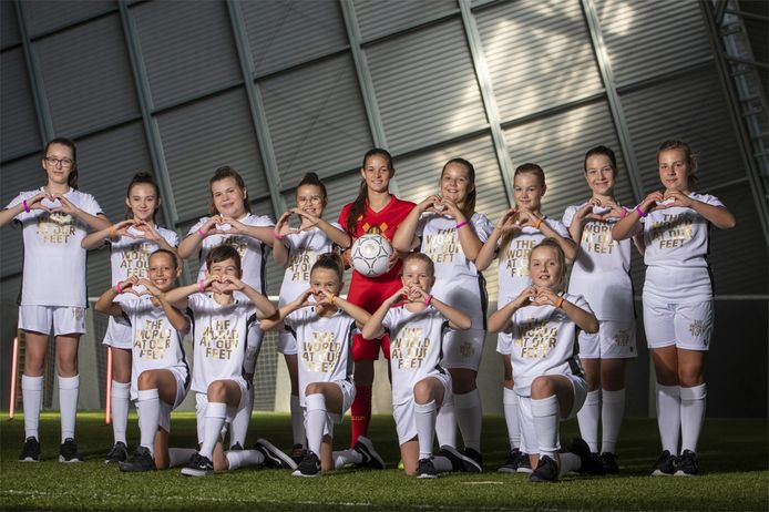 Heistse dansstudio Kick-iT danst met Red Flames om meisjes aan het ...