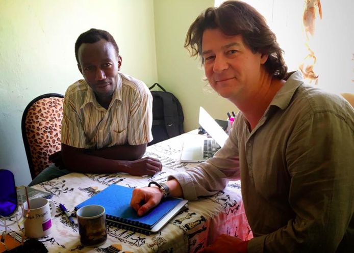 Beeld van Afrika: Robert van den Broek uit Helmond leidt studenten op ...