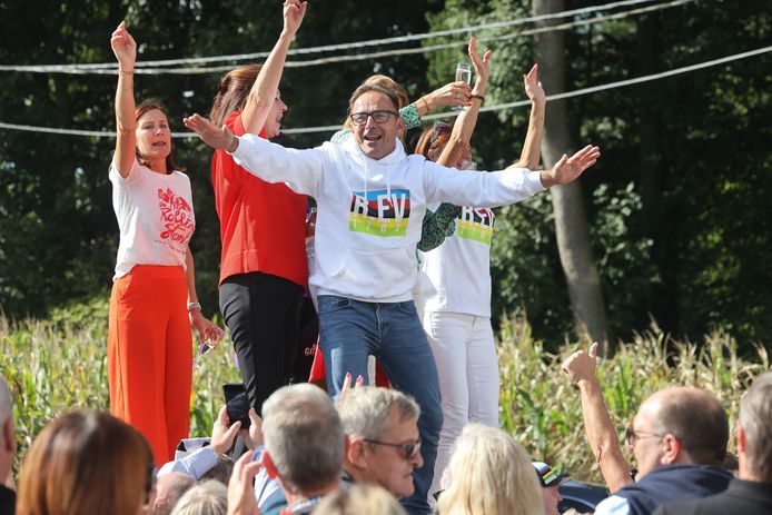 En of ze in de wolken zijn: mama Agna, in regenboogtrui, en verloofde ...