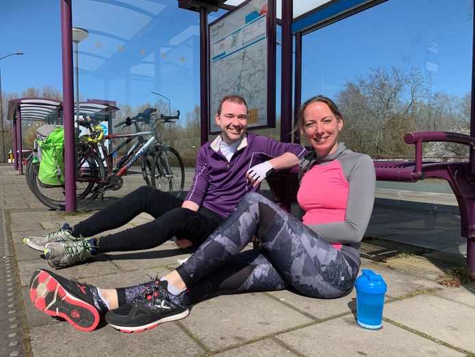 Alexander en Joske rusten uit in Sleeuwijk: ‘Vandaag 85 kilometer ...