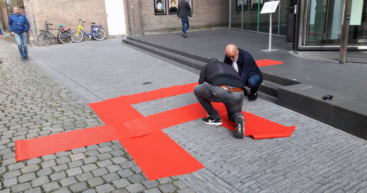 Hakenkruis als kunstprotest bij publieksopening nazi-expositie | Den ...