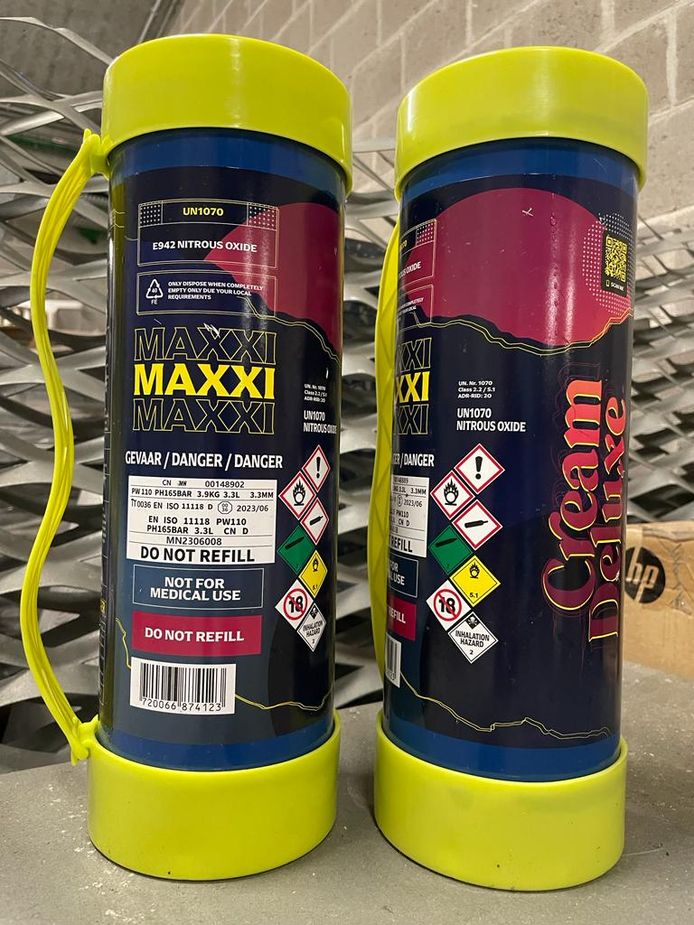 Politie vindt vijf volle flessen met lachgas in auto | Mechelen | hln.be