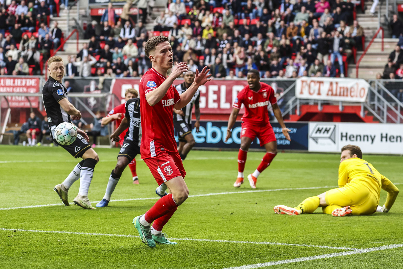 FC Twente worstelt met zichzelf, met Heracles en met de zaak Brenet ...