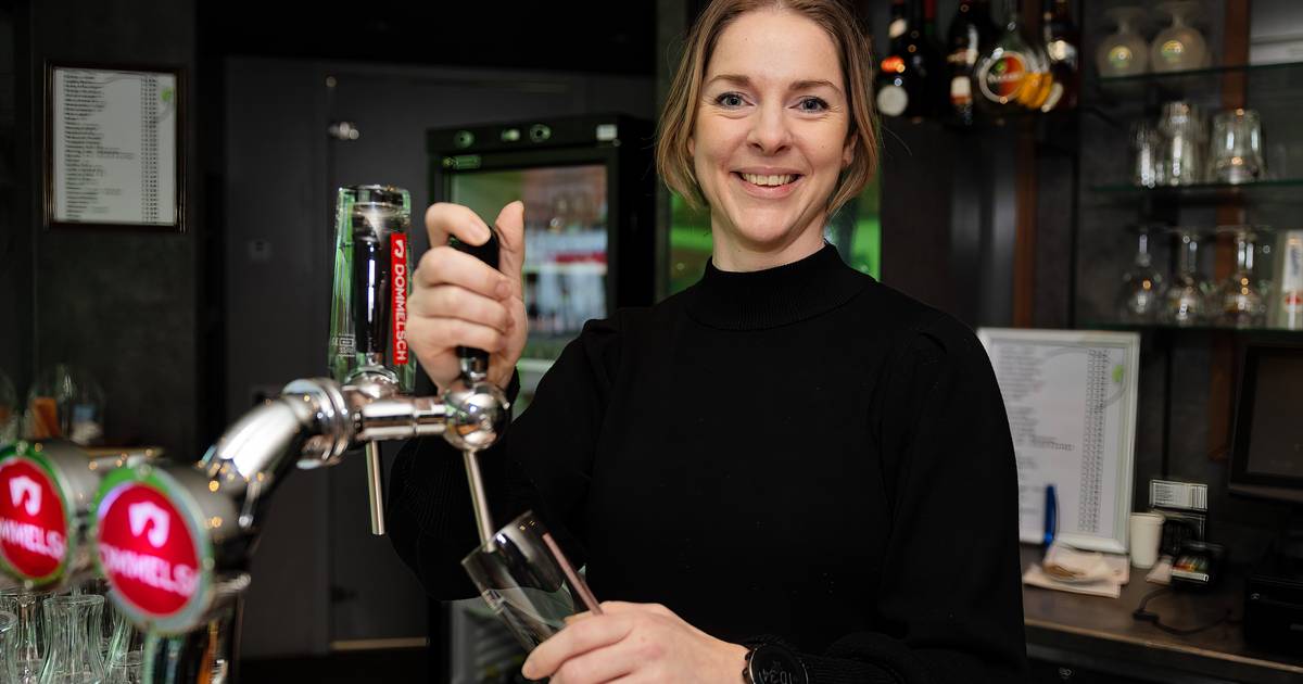 Anouk voelt zich helemaal thuis achter de tap in De Schakel: ‘Dit was ...