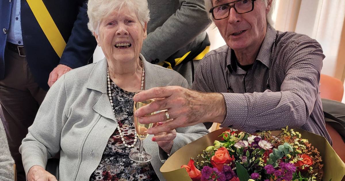 Emma blaast 102 kaarsjes uit: “Het geheim van haar hoge leeftijd? Alles ...