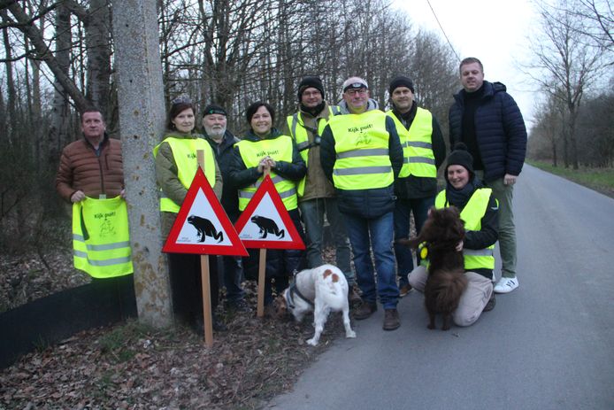 Izegemse vrijwilligers helpen opnieuw padden veilig oversteken | Izegem | hln.be