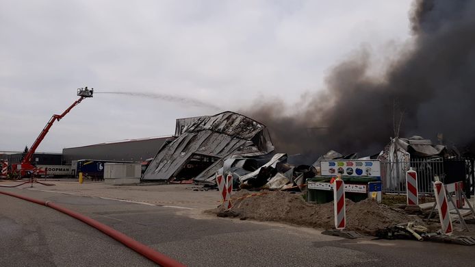 Verwoestende brand bij familiebedrijf Axell Logistics in Etten-Leur: ‘enorm geschrokken en ...