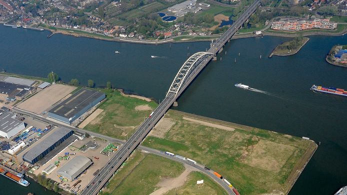 Vijftig hoeraatjes voor de Merwedebrug | Dordrecht | AD.nl