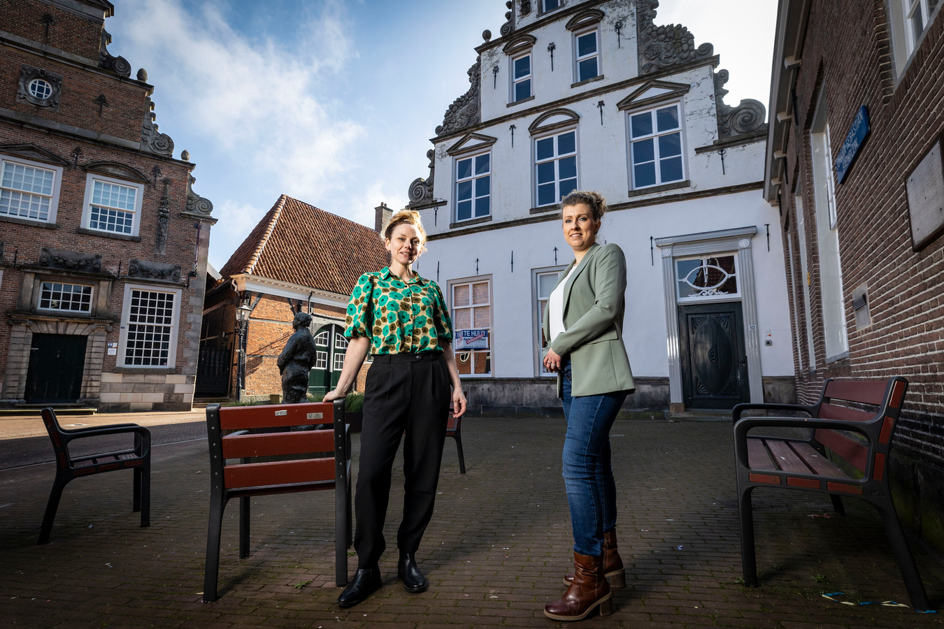 Carol en Annika openen in hartje Oldenzaal het Michgorius Afscheidshuys ...
