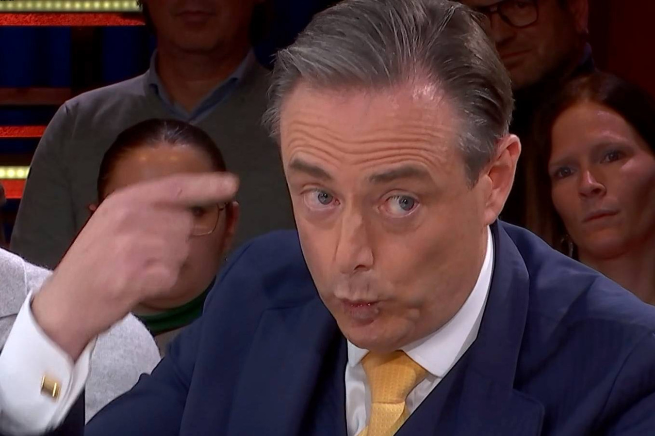 Met dit niet mis te verstaan handgebaar maakt Bart De Wever duidelijk ... Met dit niet mis te verstaan handgebaar maakt Bart De Wever duidelijk ...